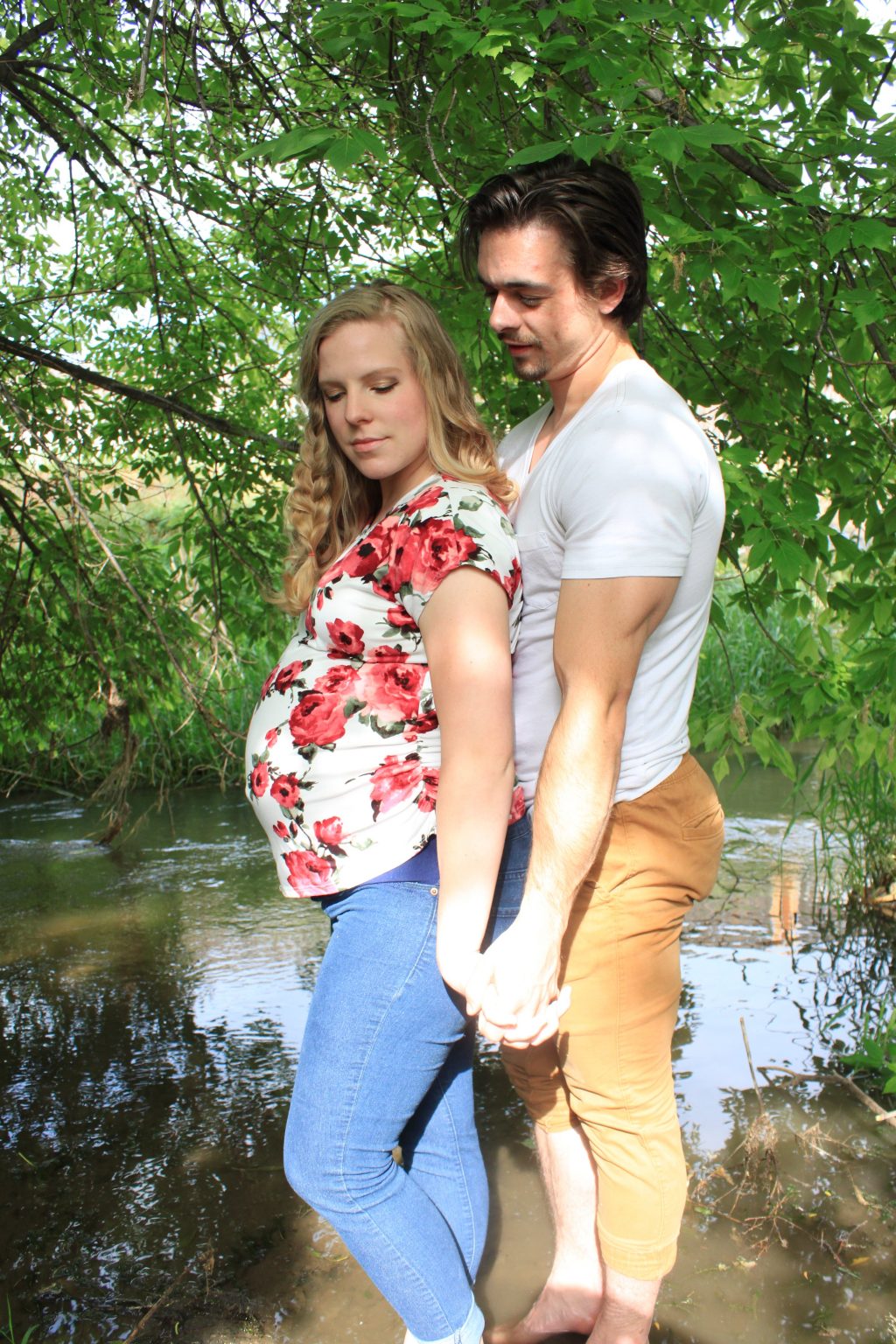 Maternity Pose Ideas for Your Photoshoot - One Fit Mamma